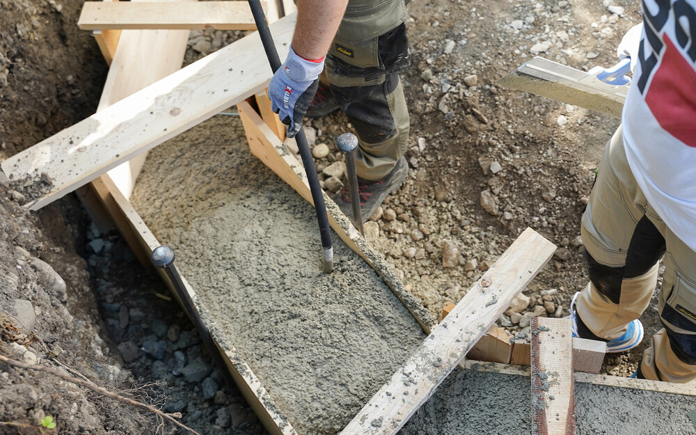 Gartenmauer bauen – erste Reihe Mauersteine setzen - Gartensteine ...