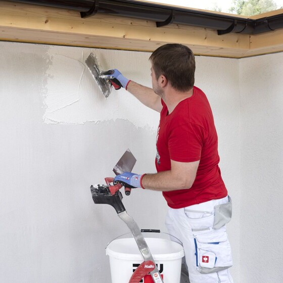 Rillenputz, Reibeputz bzw. Rauputz (Silikonharzputz) außen an der ...