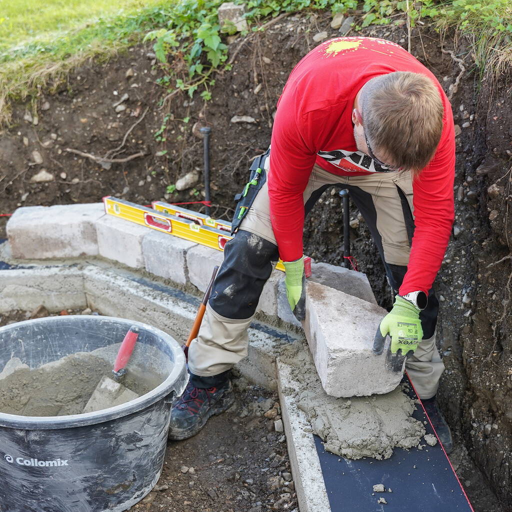 Gartenmauer bauen – erste Reihe Mauersteine setzen - Gartensteine ...