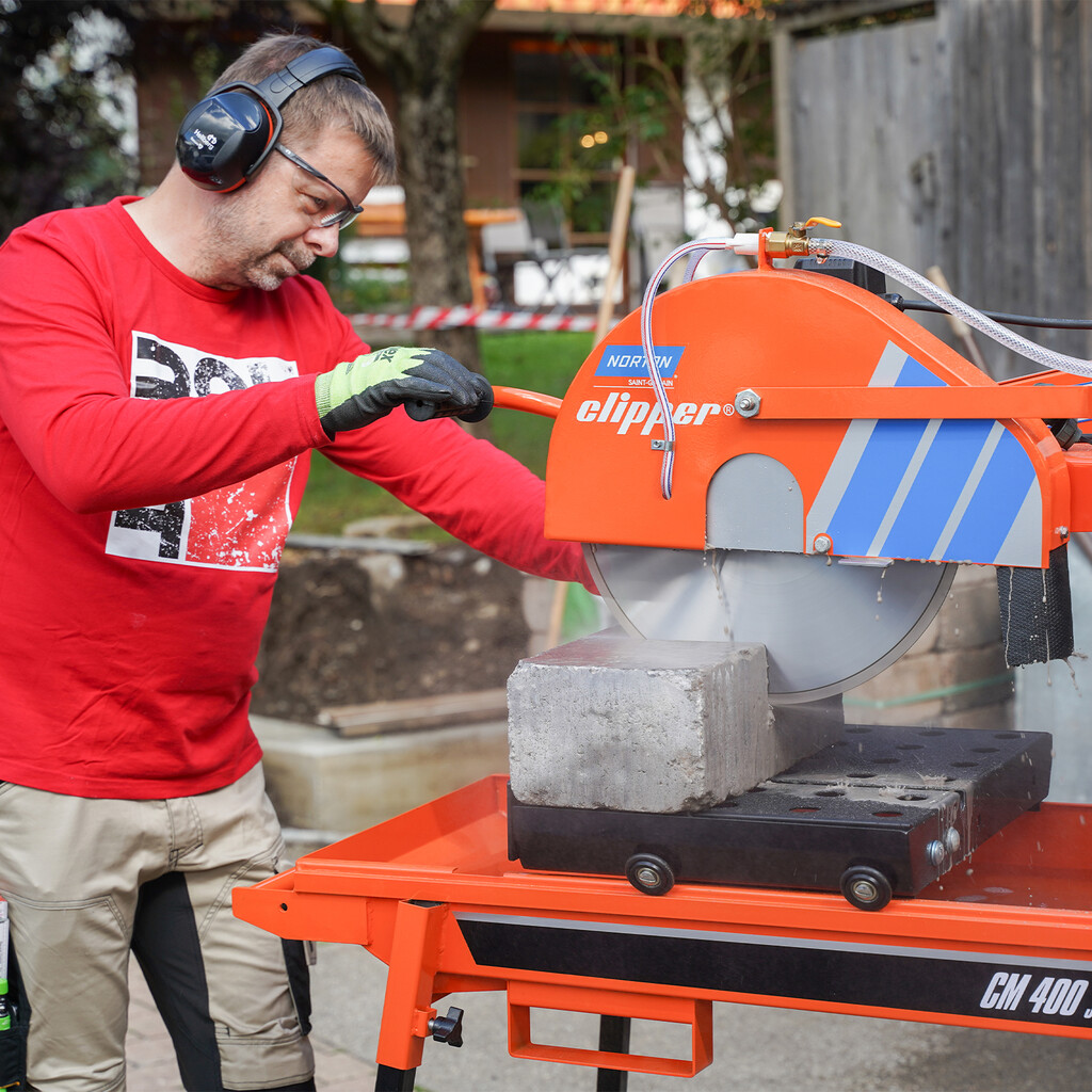 Gartenmauer bauen – erste Reihe Mauersteine setzen - Gartensteine ...