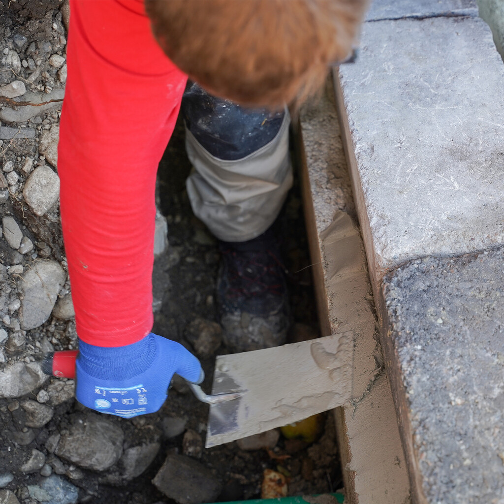 Gartenmauer bauen – erste Reihe Mauersteine setzen - Gartensteine ...