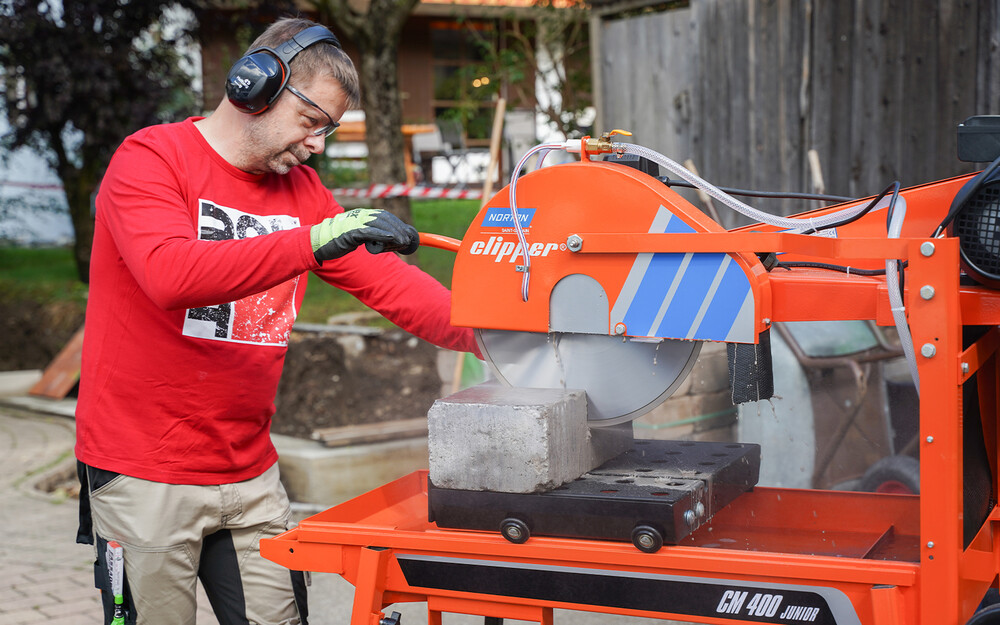 Gartenmauer bauen – erste Reihe Mauersteine setzen - Gartensteine ...