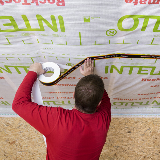 Dampfbremsfolie anbringen - Dampfbremsfolie am Schrägdach - Dachgeschossausbau - Anleitungen ...