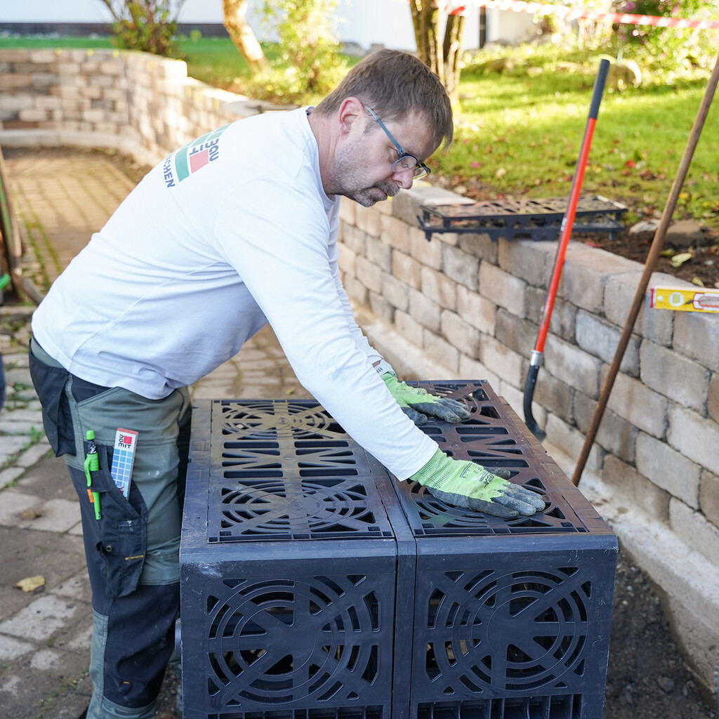 Drainagerohr verlegen und Sickerbox einbauen - Drainage, Abdichtung ...