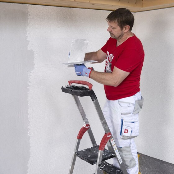 Rillenputz, Reibeputz bzw. Rauputz (Silikonharzputz) außen an der ...