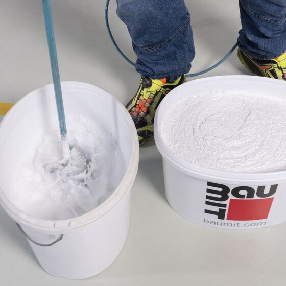 Rillenputz, Reibeputz bzw. Rauputz (Silikonharzputz) außen an der ...