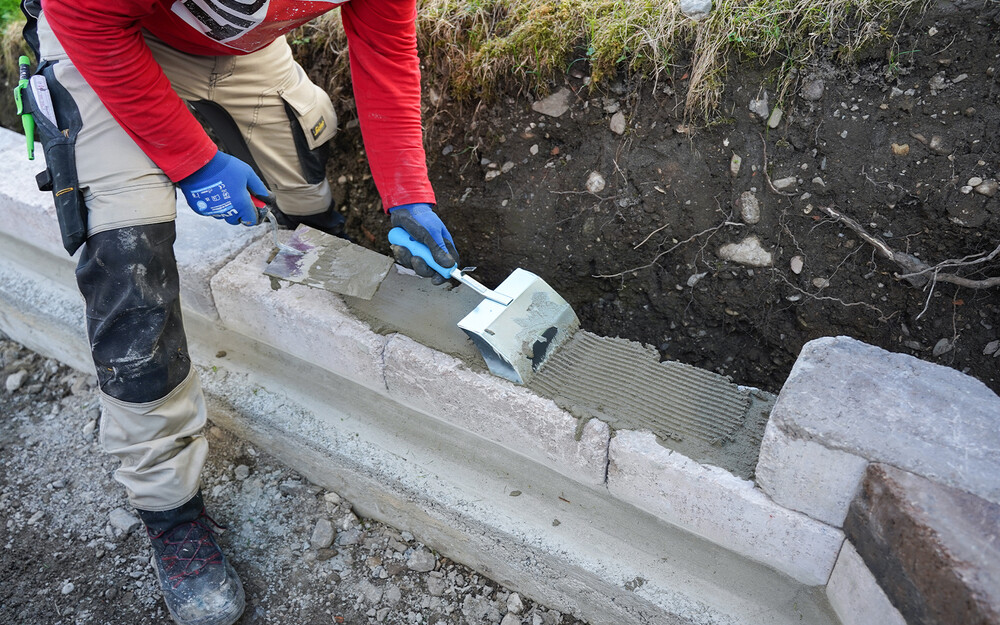 Gartenmauer bauen – erste Reihe Mauersteine setzen - Gartensteine ...