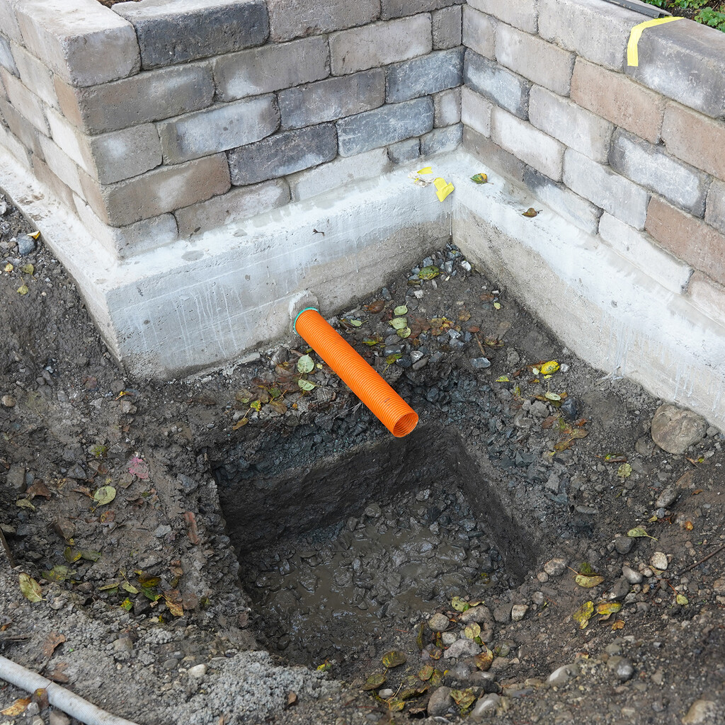 Drainagerohr verlegen und Sickerbox einbauen - Drainage, Abdichtung ...