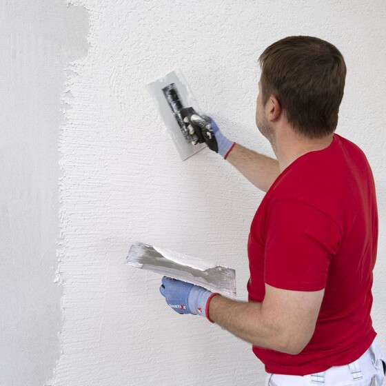 Rillenputz, Reibeputz bzw. Rauputz (Silikonharzputz) außen an der ...