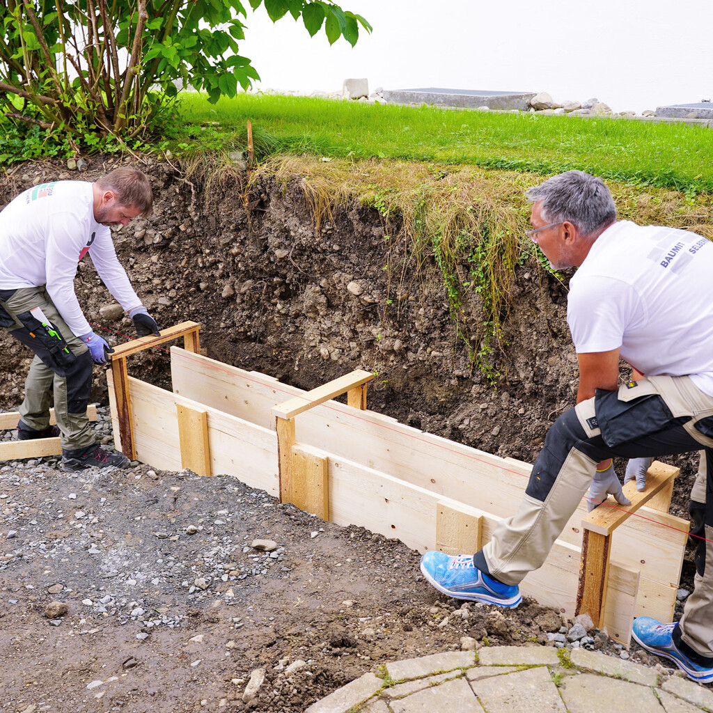 Schalung für Fundament mit Schalungsbrettern bauen und aufstellen ...